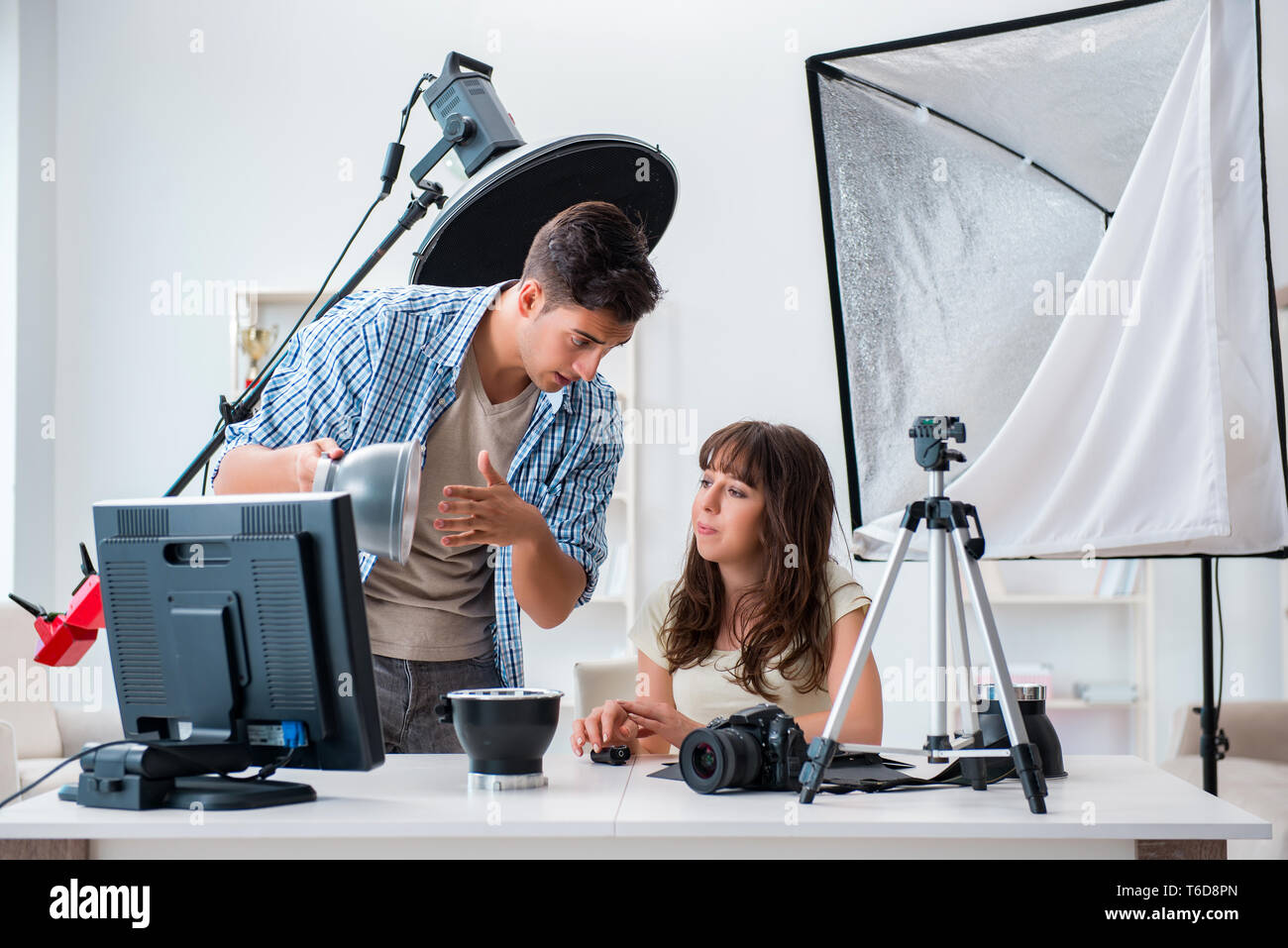 Photographer explaining model hi-res stock photography and images - Alamy