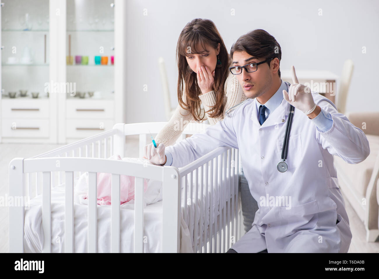 Doctor explaining to young mother Stock Photo - Alamy