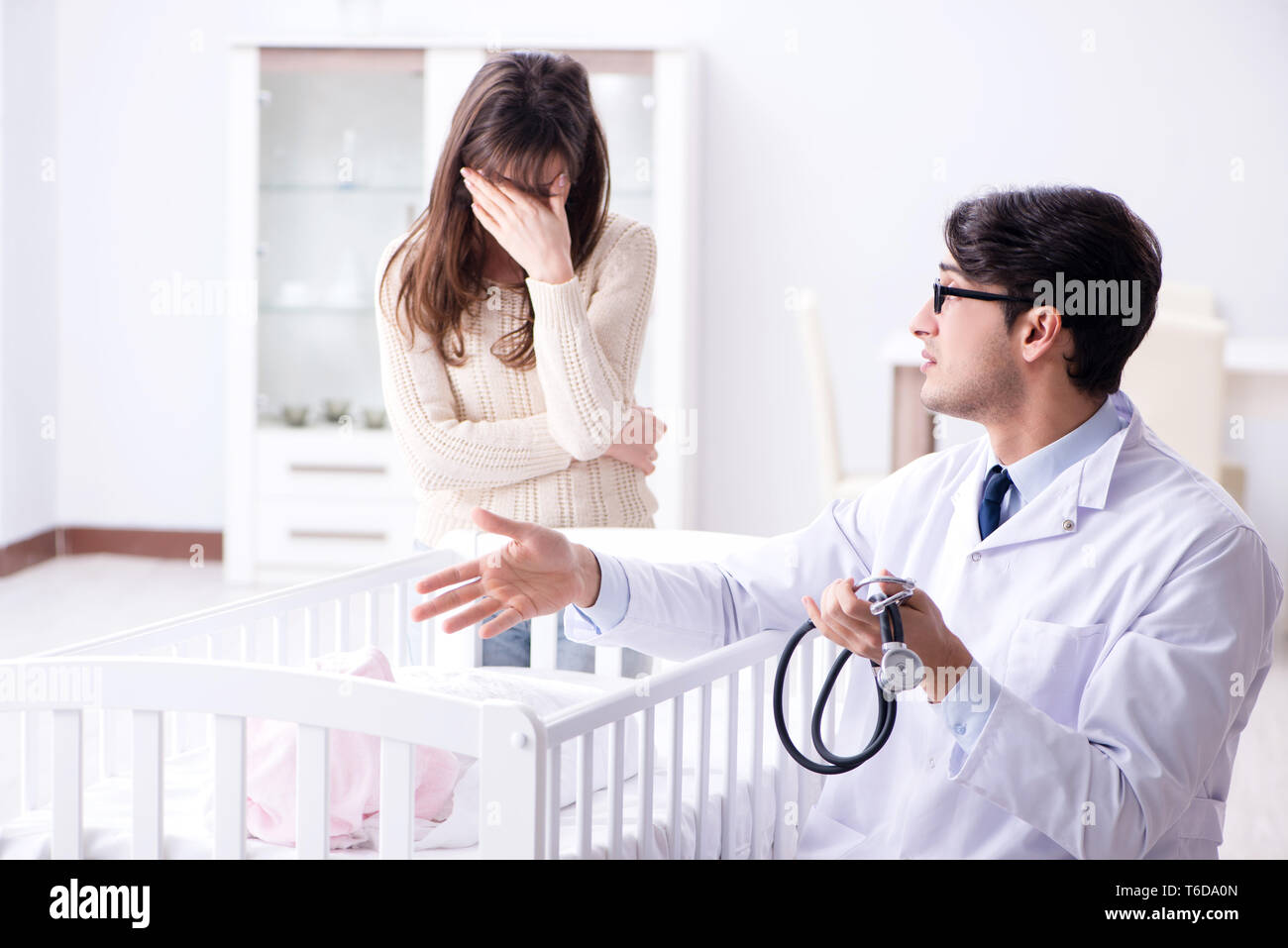 Doctor explaining to young mother Stock Photo - Alamy