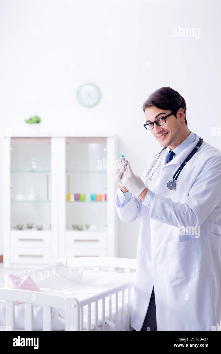 Doctor preparing for baby vaccination Stock Photo - Alamy