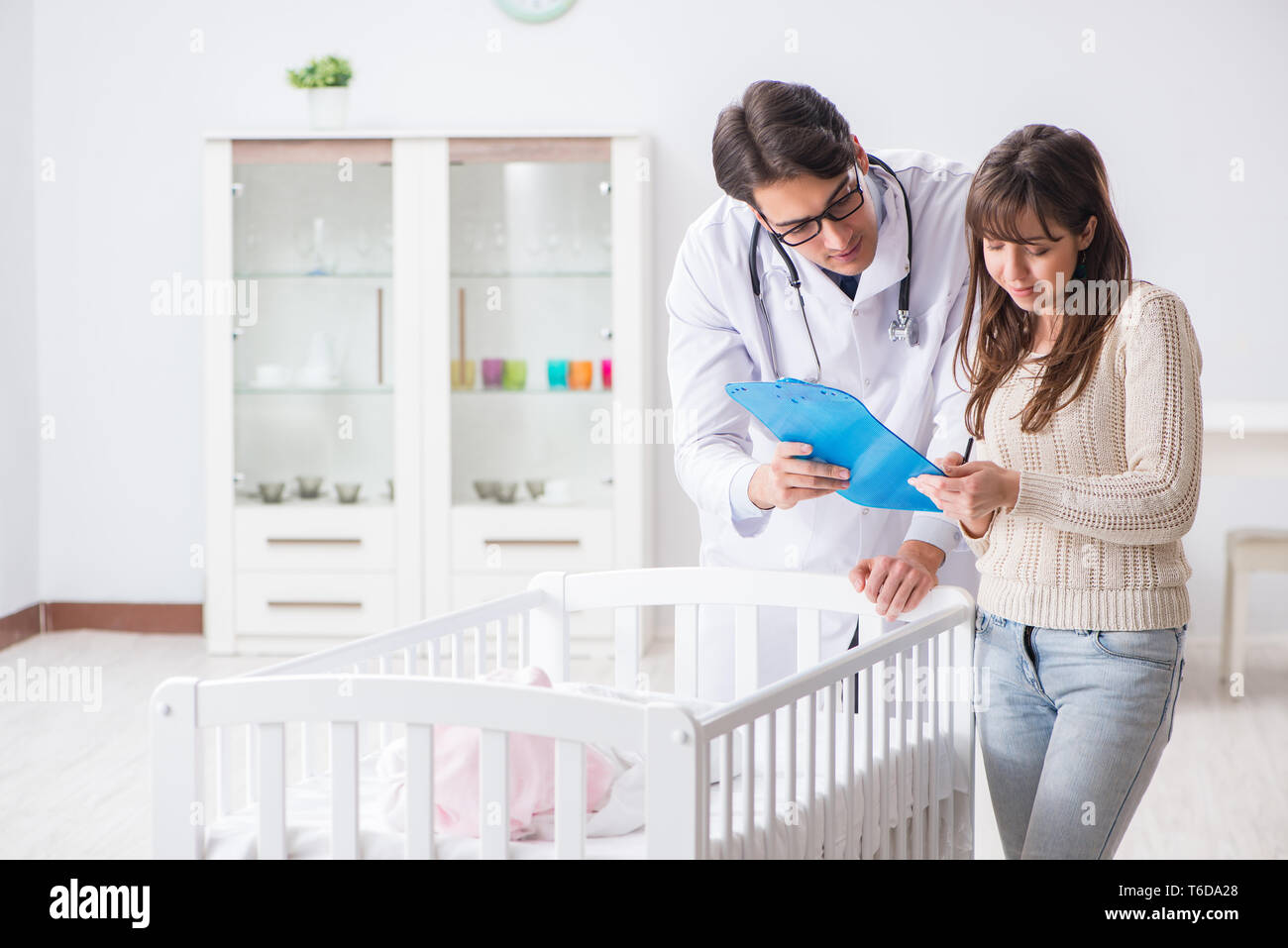 Doctor explaining to young mother Stock Photo - Alamy