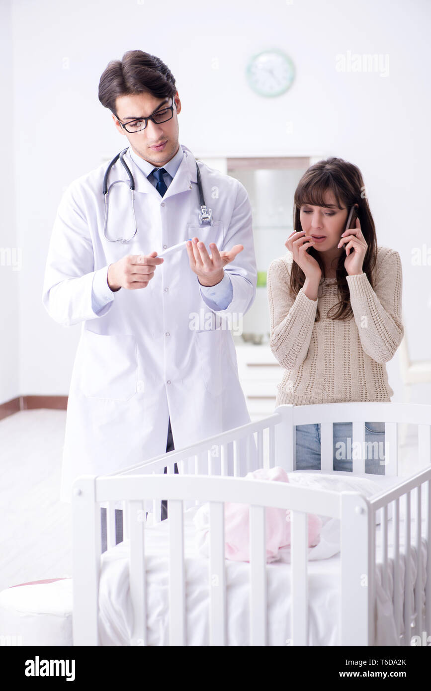 Doctor explaining to young mother Stock Photo - Alamy