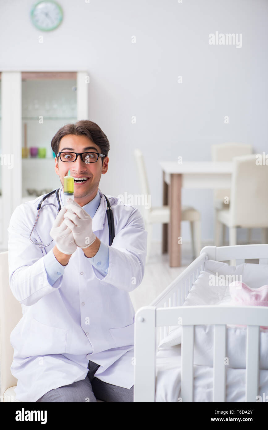 Doctor preparing for baby vaccination Stock Photo - Alamy