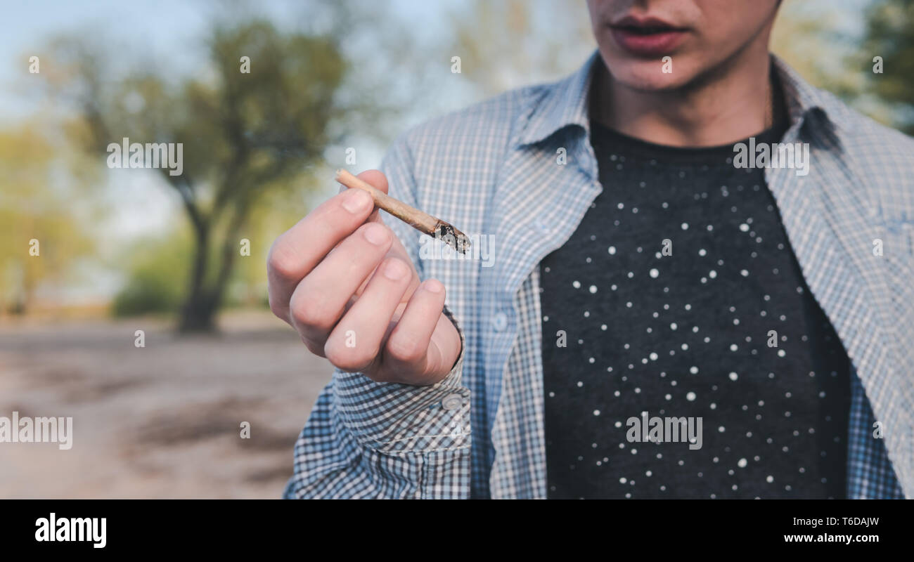 Cannabis joint rolling hi-res stock photography and images - Alamy