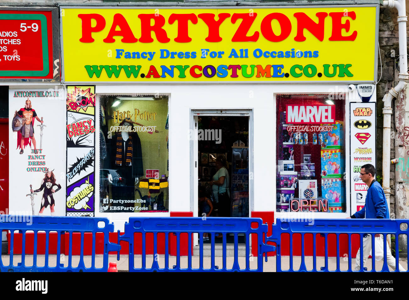 Scottish shop exterior hi-res stock photography and images - Alamy