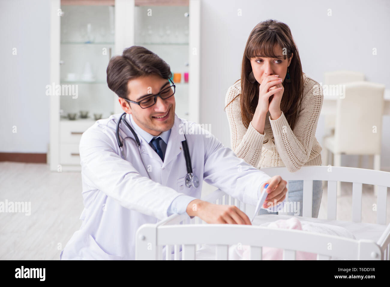 Doctor explaining to young mother Stock Photo - Alamy
