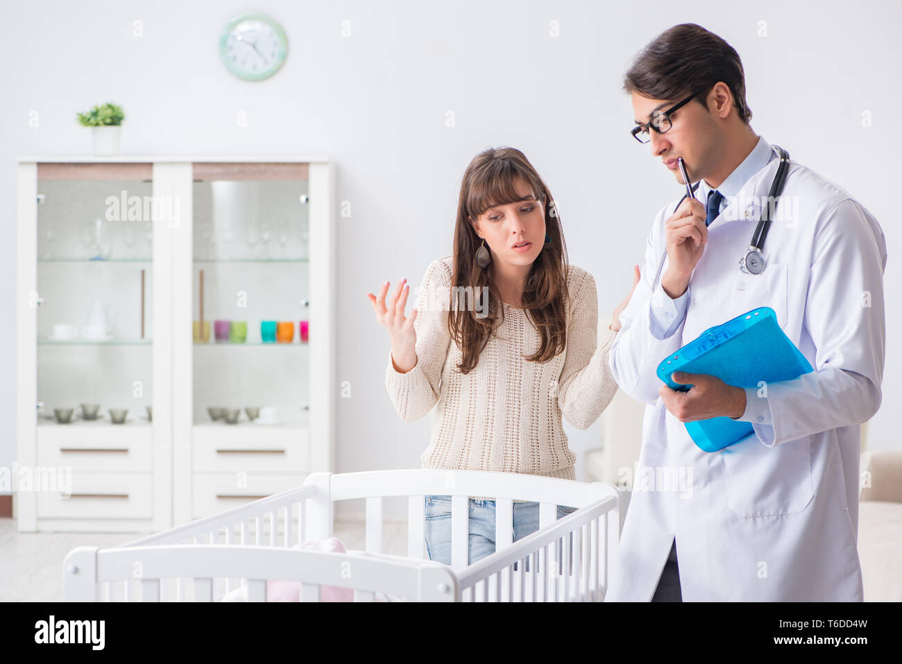 Doctor explaining to young mother Stock Photo - Alamy