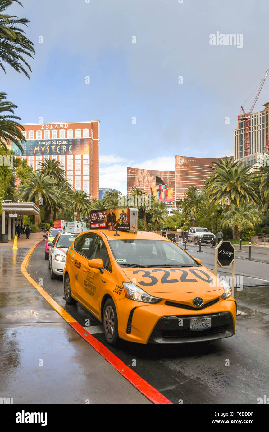 Queue yellow taxi cabs hi-res stock photography and images - Alamy