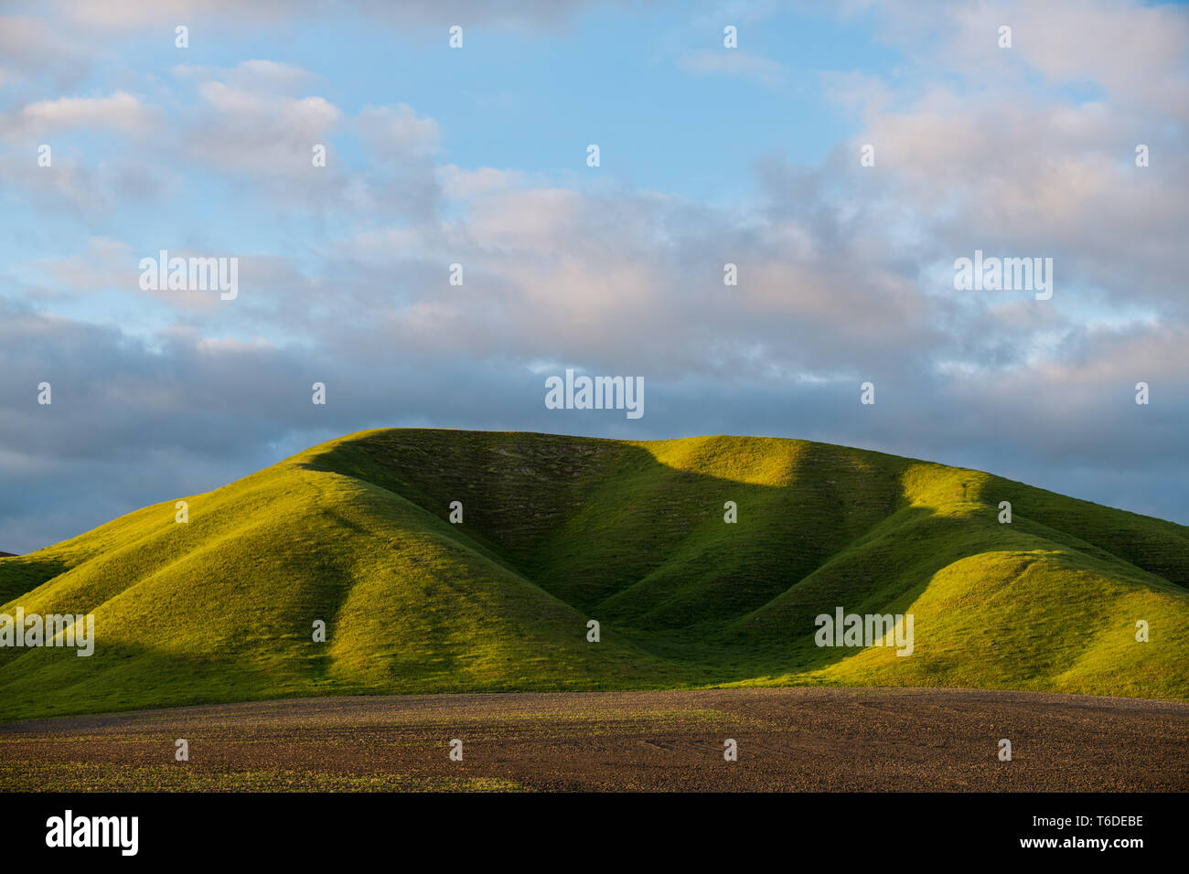 Field hill hi-res stock photography and images - Alamy