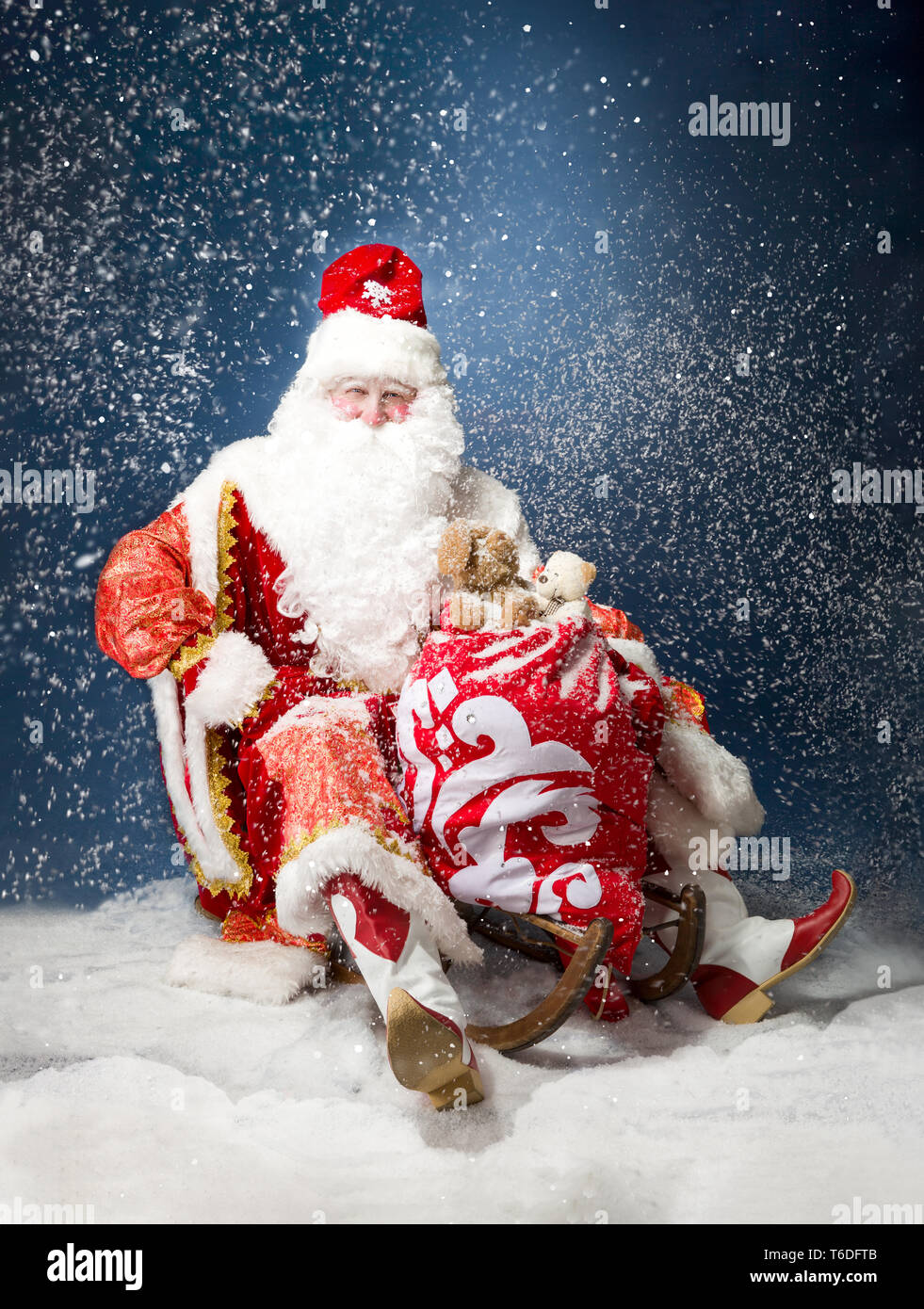 Father christmas and sleigh hi-res stock photography and images - Alamy