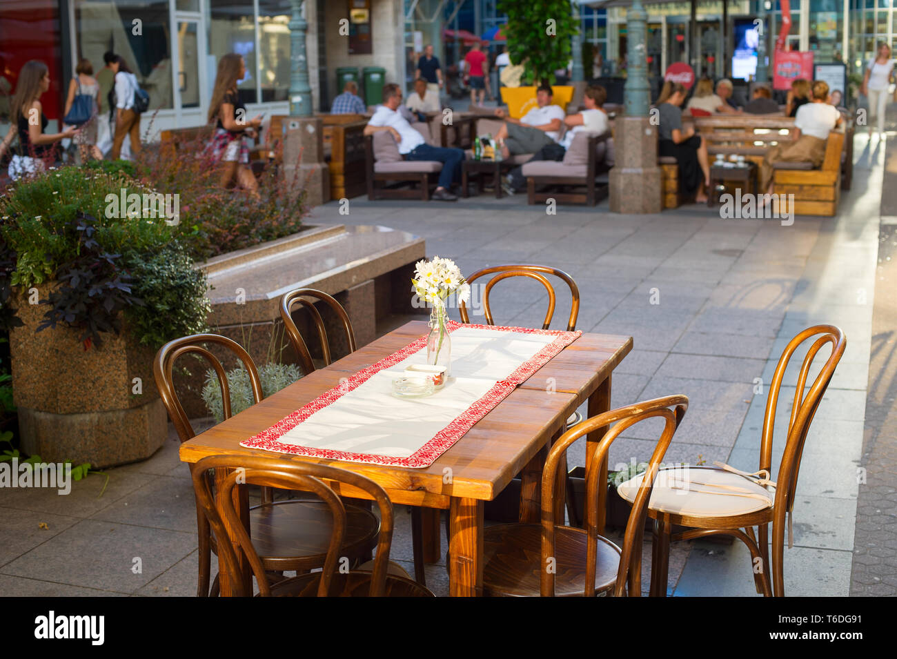 Restaurant empty table hi-res stock photography and images - Alamy