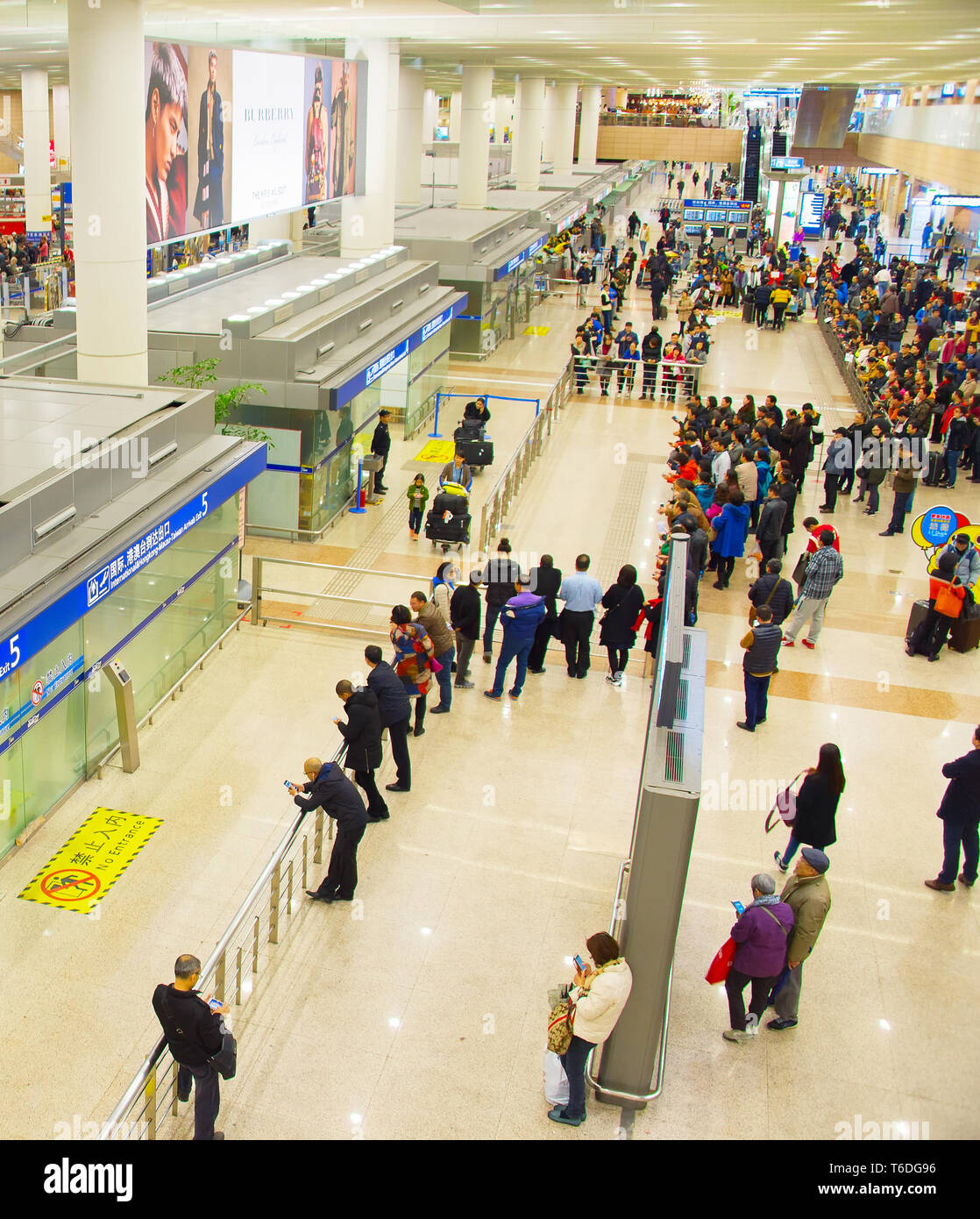 Airport inside arrival hall arrival hi-res stock photography and images ...
