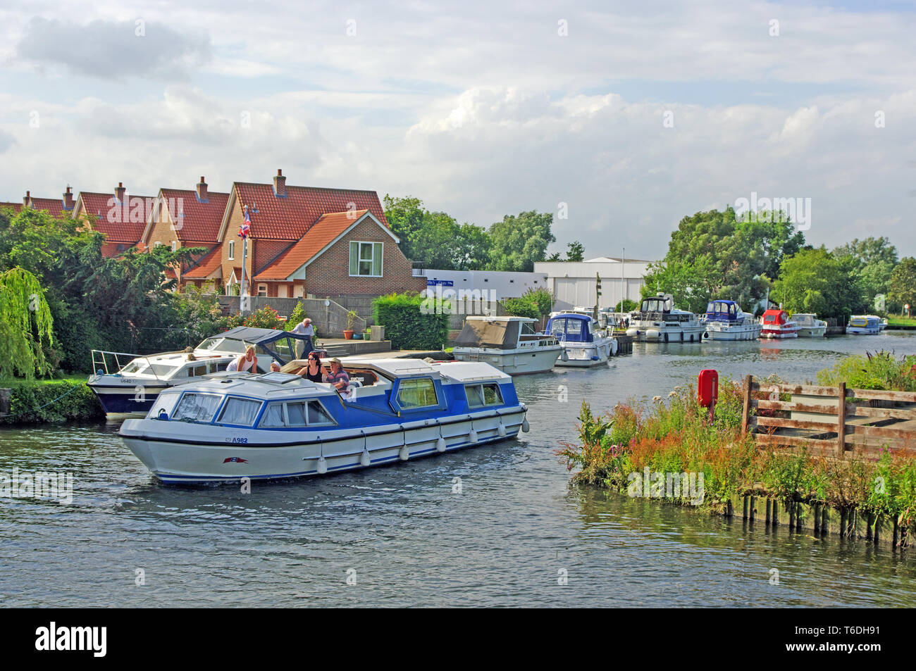 Motor boat and river hi-res stock photography and images - Alamy