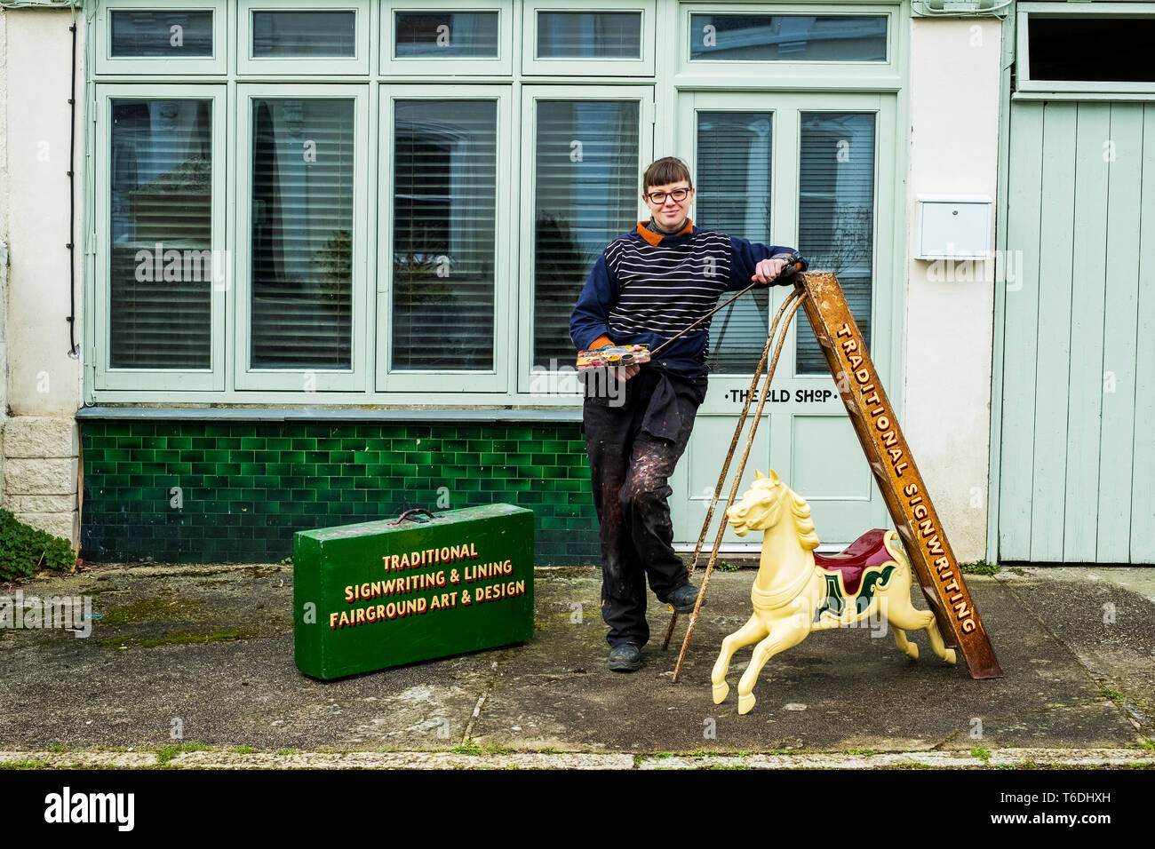 Woman signwriter and craftswoman holding paintbrush, palette and ...