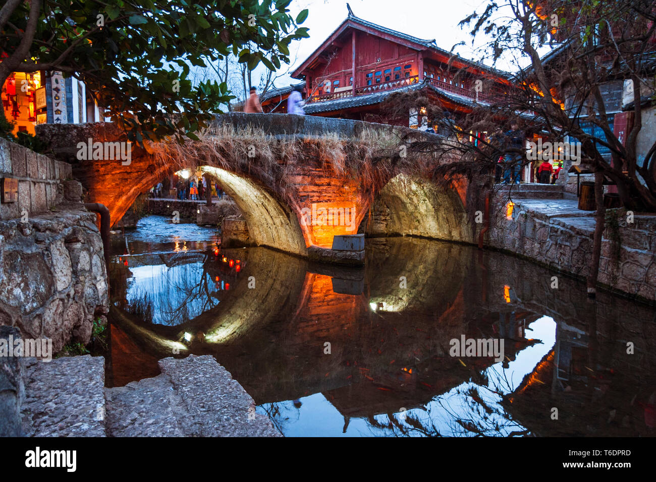 Lijiang, Yunnan province, China : Illuminated bridge and traditional ...