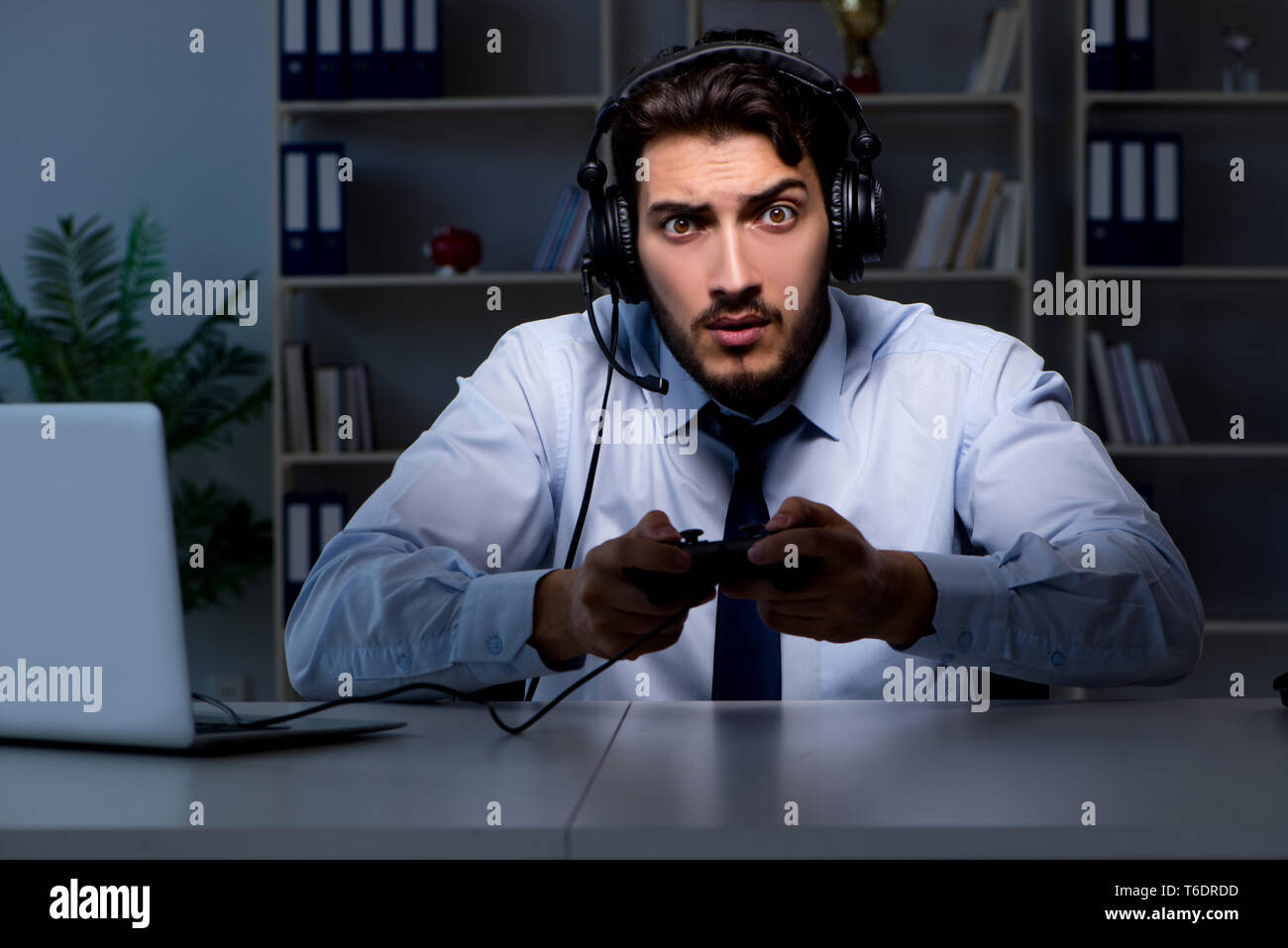 Man play video game late hi-res stock photography and images - Alamy
