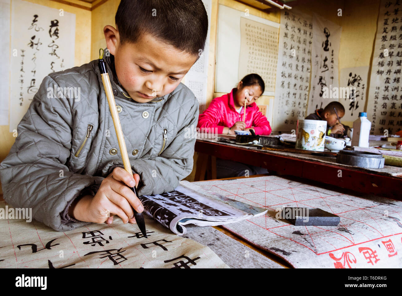 Child learning calligraphy chinese hi-res stock photography and images ...