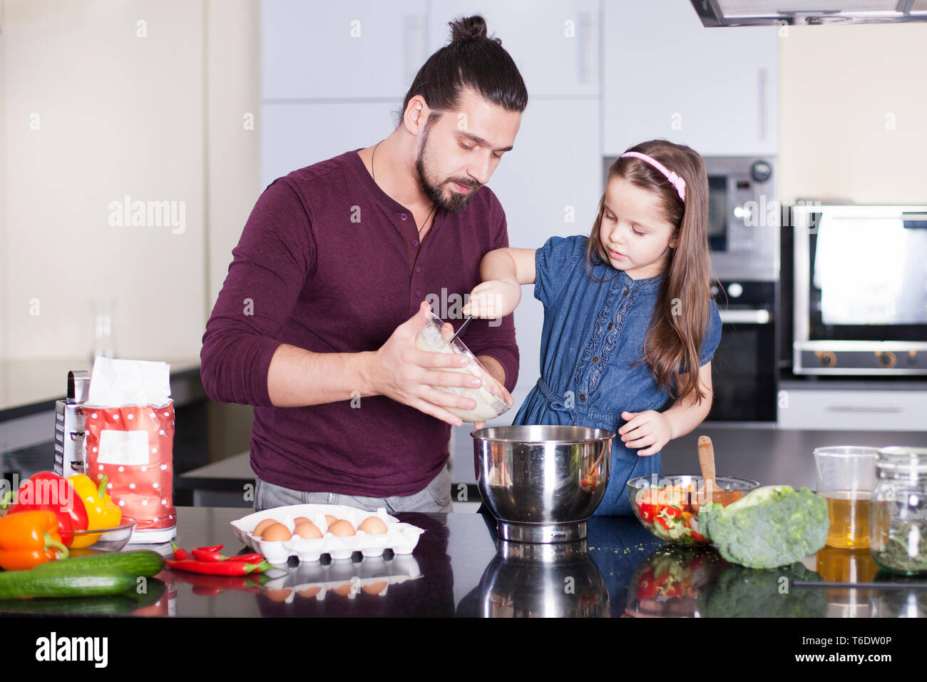 Father daughter cooking in kitchen hi-res stock photography and images ...