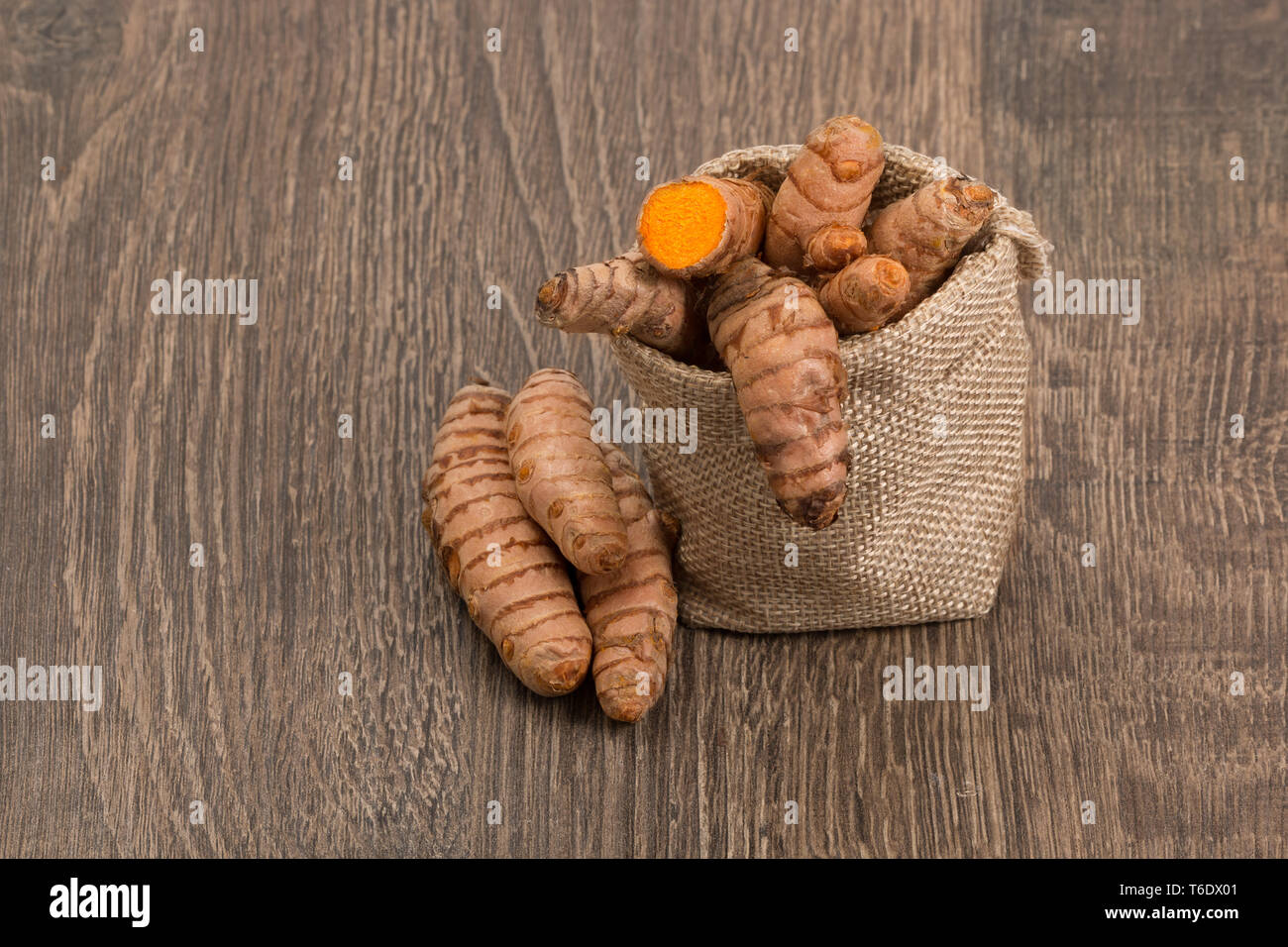 Raw and ground turmeric Stock Photo - Alamy