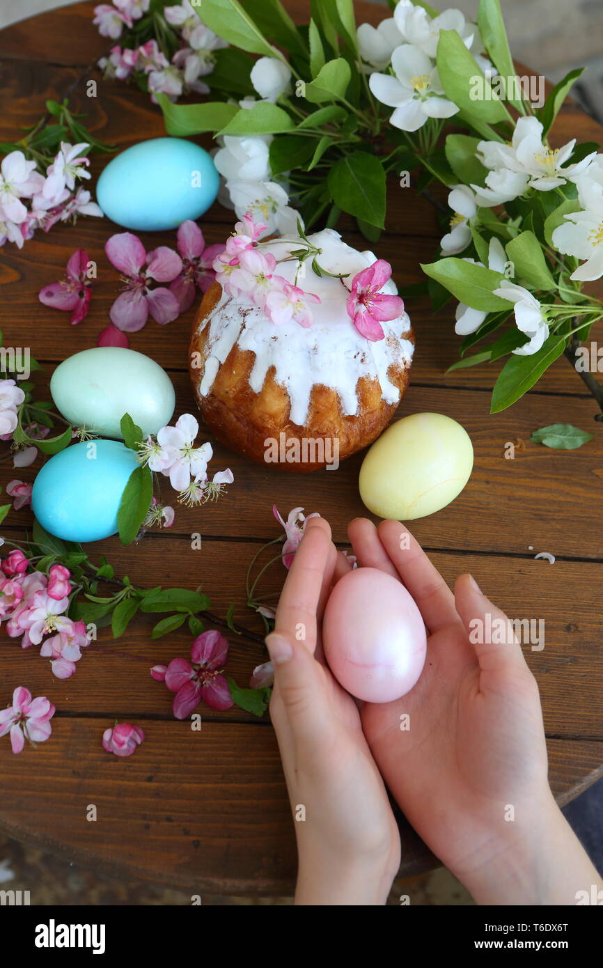 Baby hands holding easter egg Stock Photo - Alamy