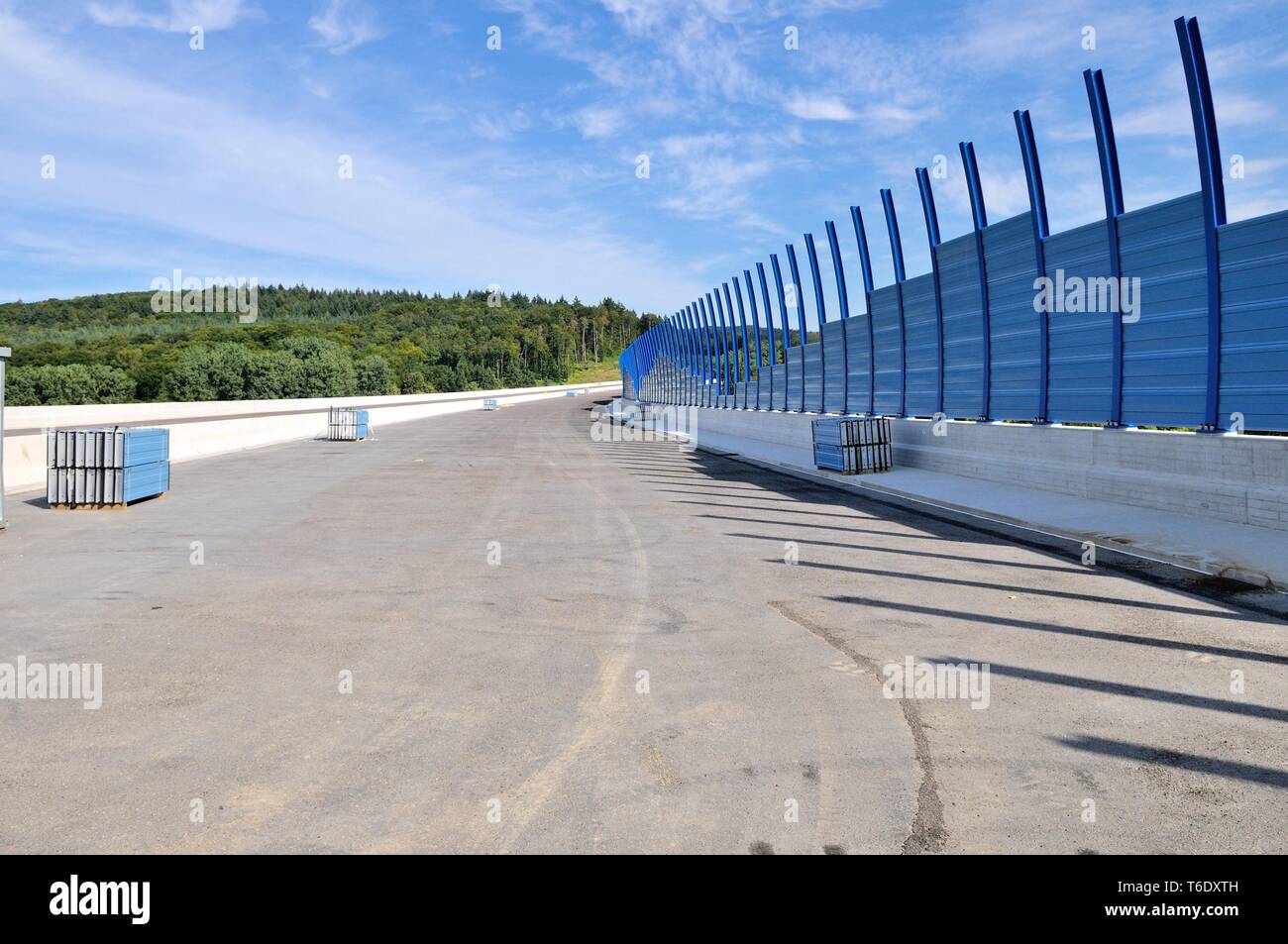 New construction noise barrier hi-res stock photography and images - Alamy