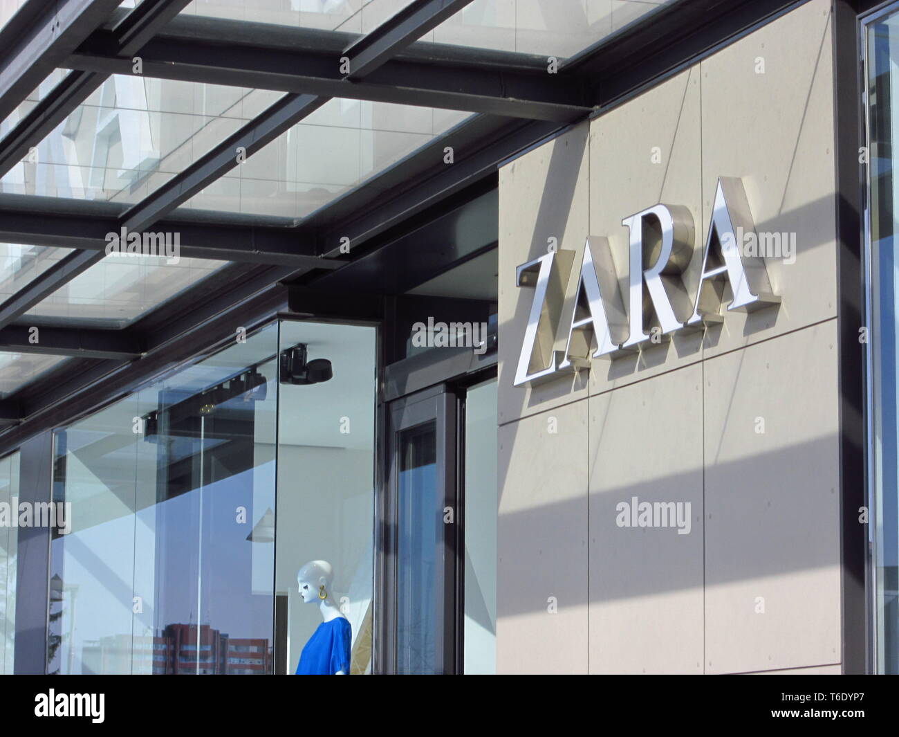 Zara store front hi-res stock photography and images - Alamy