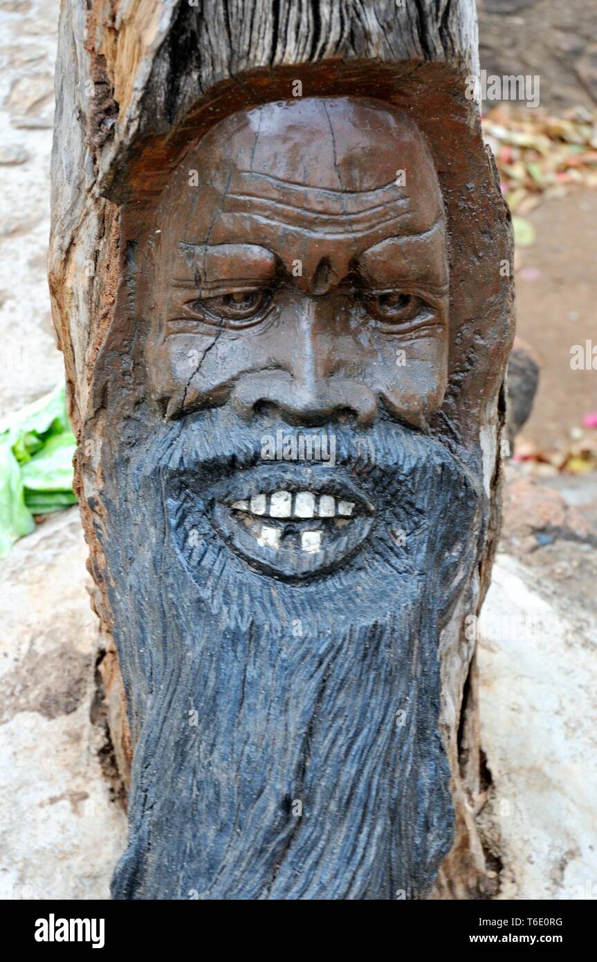 African wood face carving hi-res stock photography and images - Alamy