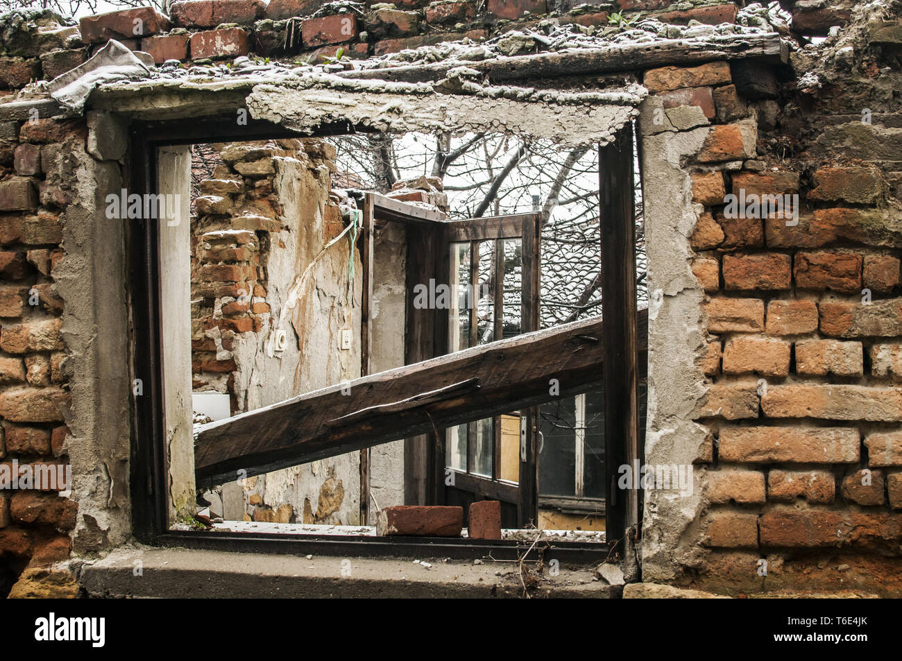 Dirty window with frame hi-res stock photography and images - Alamy