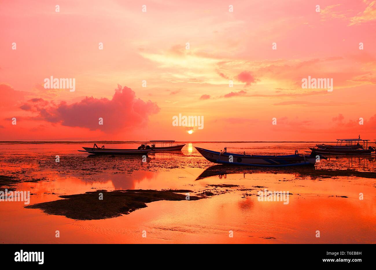 Dawn light on ocean hi-res stock photography and images - Alamy