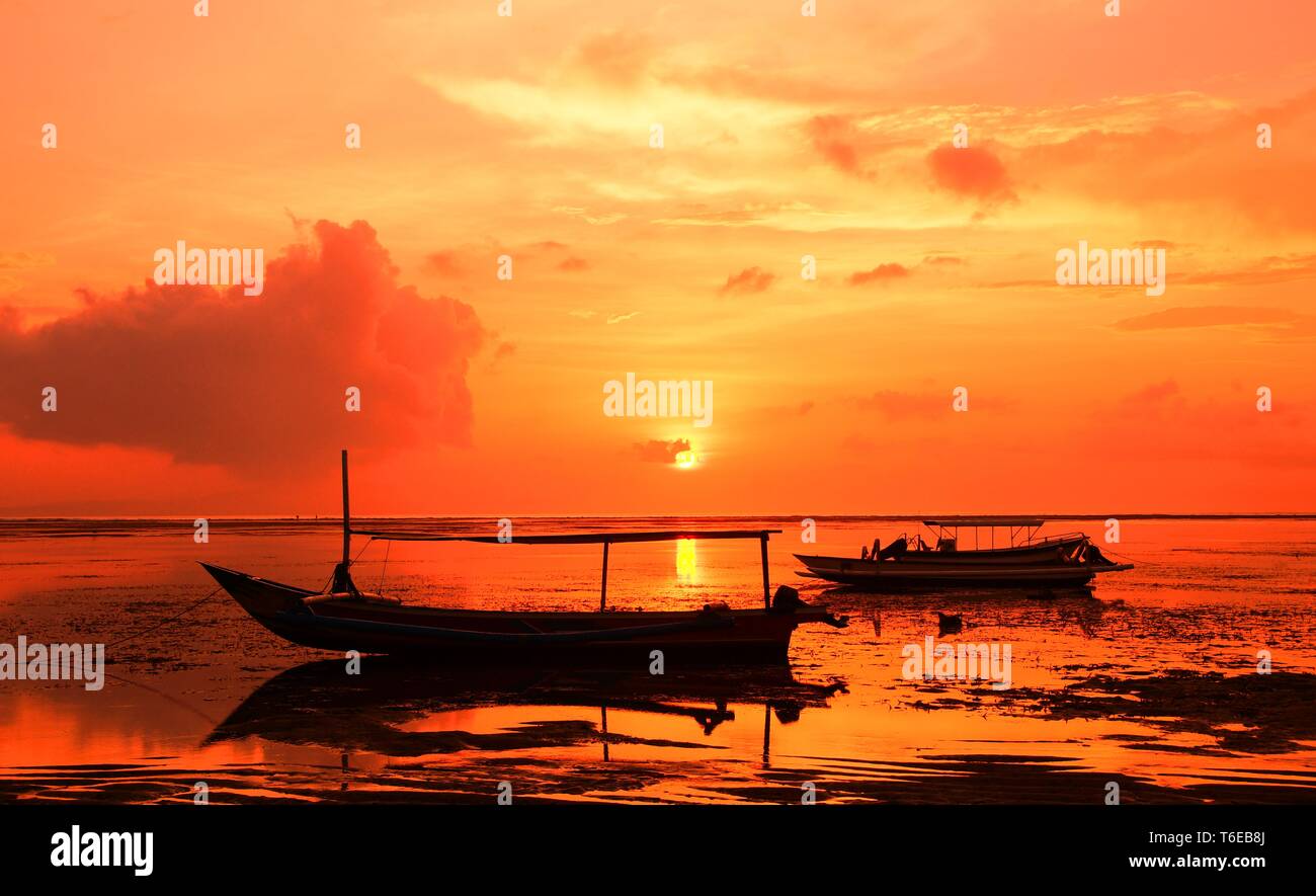 Bright dawn on the shore of the ocean Stock Photo - Alamy