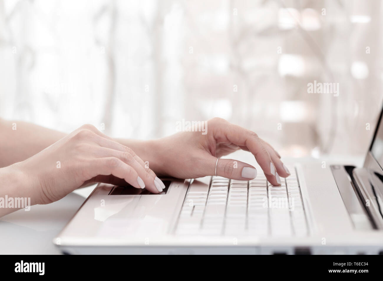 Female office workspace modern hi-res stock photography and images - Alamy