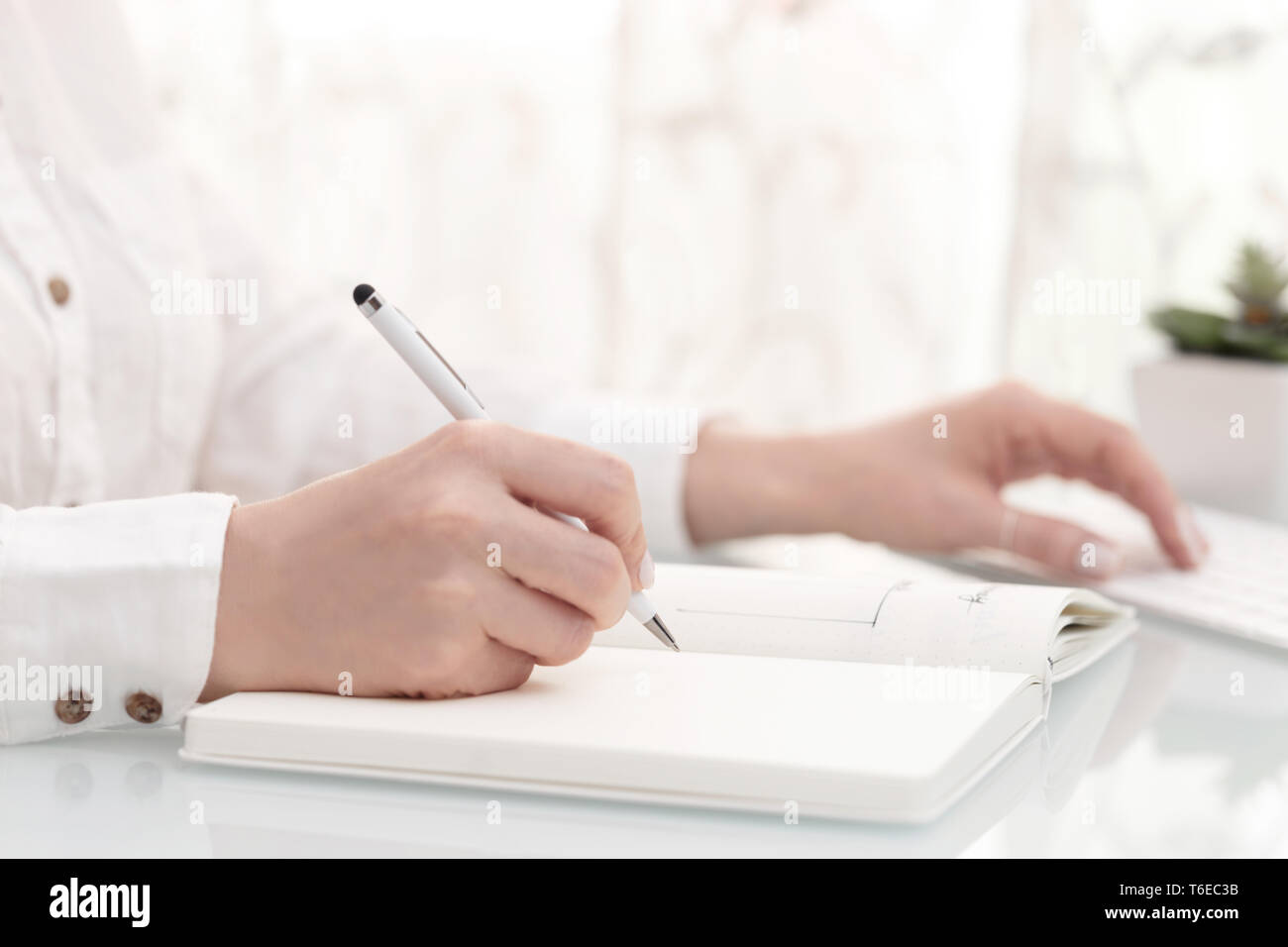 Female writing pen hi-res stock photography and images - Alamy