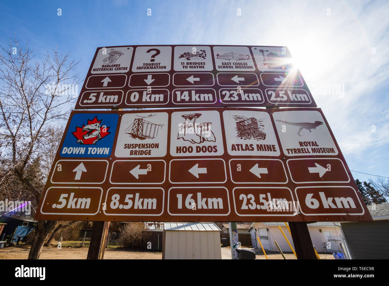 Drumheller, Alberta, Canada 18. April 2019: World's largest dinosaur ... Drumheller, Alberta, Canada 18. April 2019: World's largest dinosaur ...