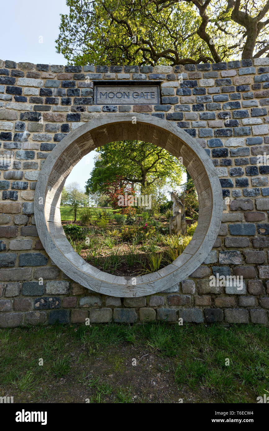 Moon gate hi-res stock photography and images - Alamy