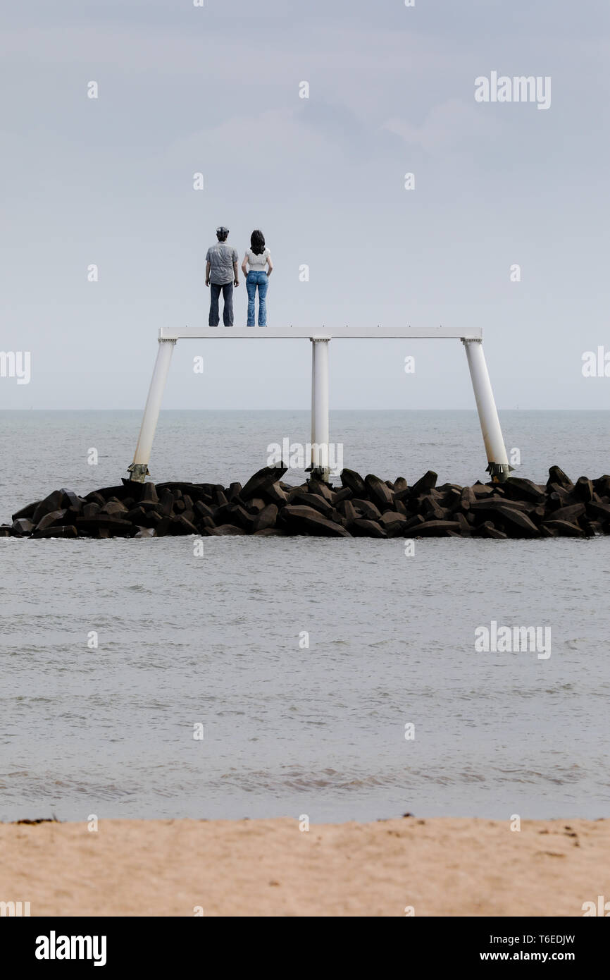 Land Couple Sculpture by artist Sean Henry, Newbiggin-by-the-Sea ...