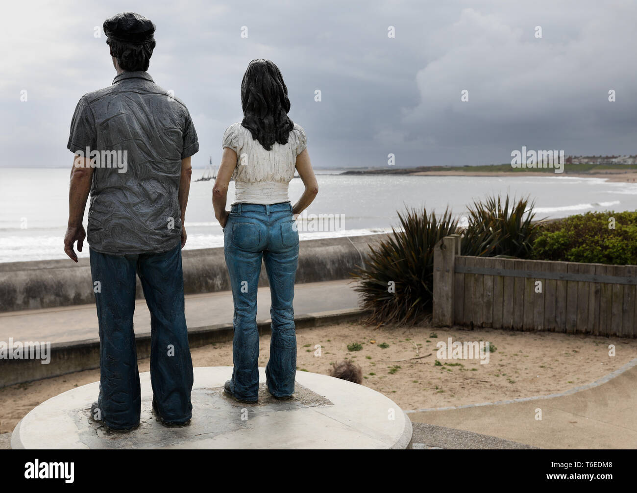 Land Couple Sculpture by artist Sean Henry, Newbiggin-by-the-Sea ...