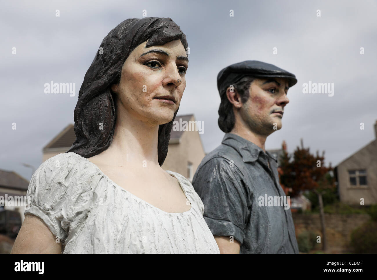 Land Couple Sculpture by artist Sean Henry, Newbiggin-by-the-Sea ...