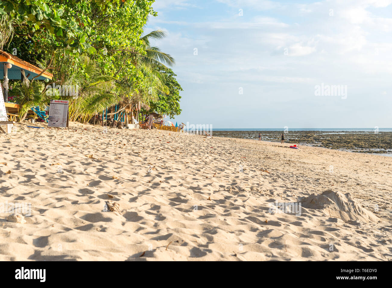 The beach of Hat Klong Khong on Ko Lanta Stock Photo - Alamy