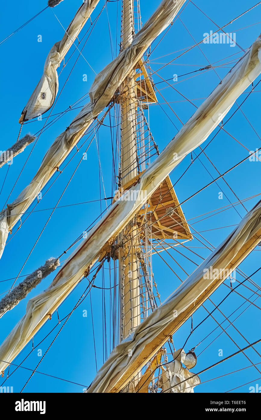Buntlines hi-res stock photography and images - Alamy
