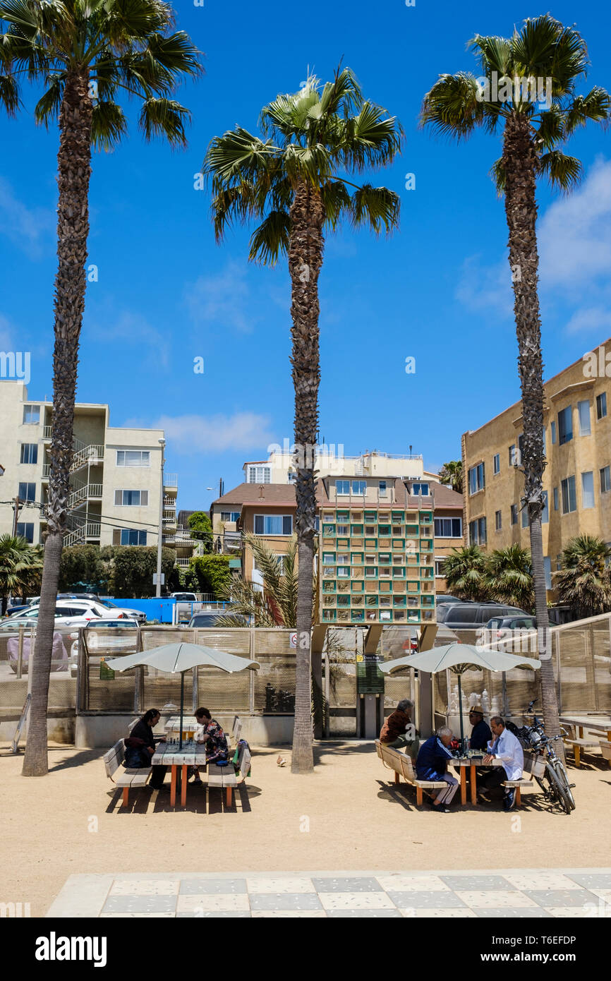 Chess on beach hi-res stock photography and images - Alamy