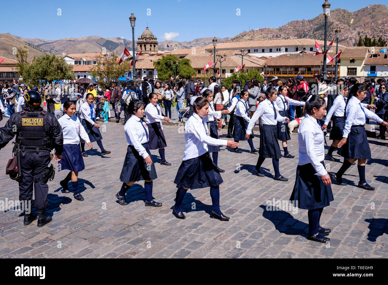 School girls uniform peru hi-res stock photography and images - Alamy