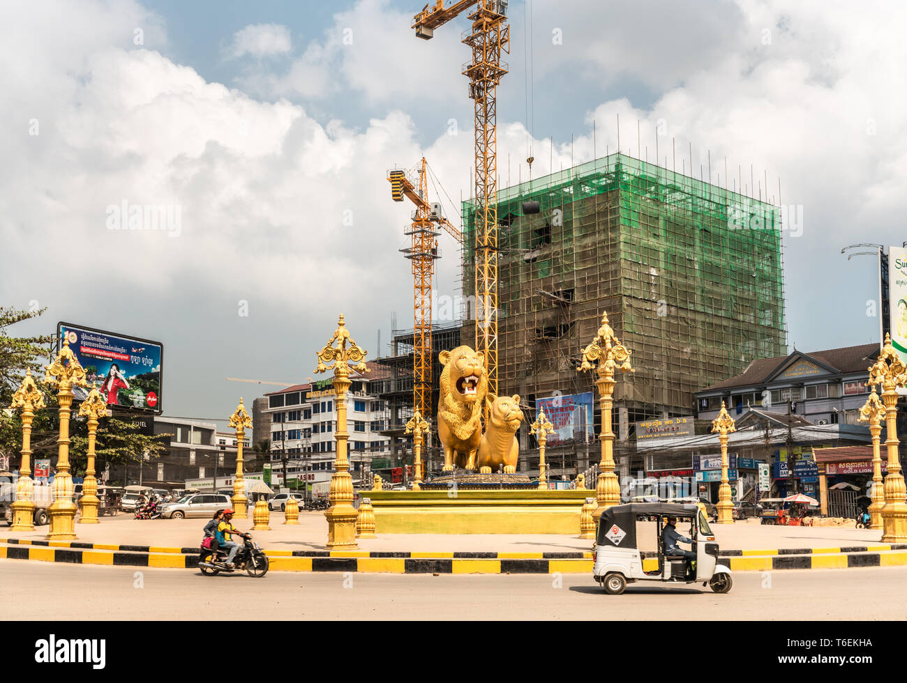 Golden lions traffic circle hi-res stock photography and images - Alamy