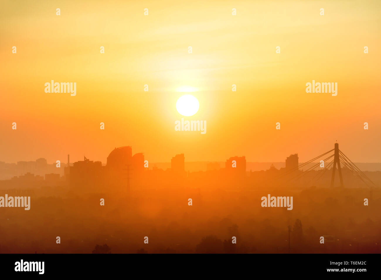 Light at night and sunset in the city hi-res stock photography and ...