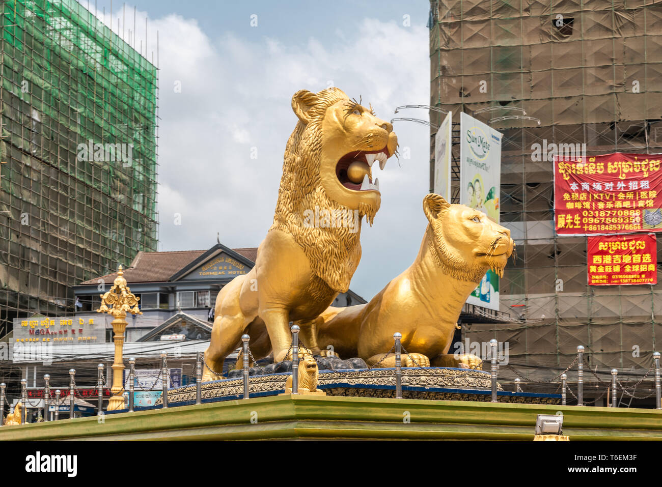 Golden lions traffic circle hi-res stock photography and images - Alamy