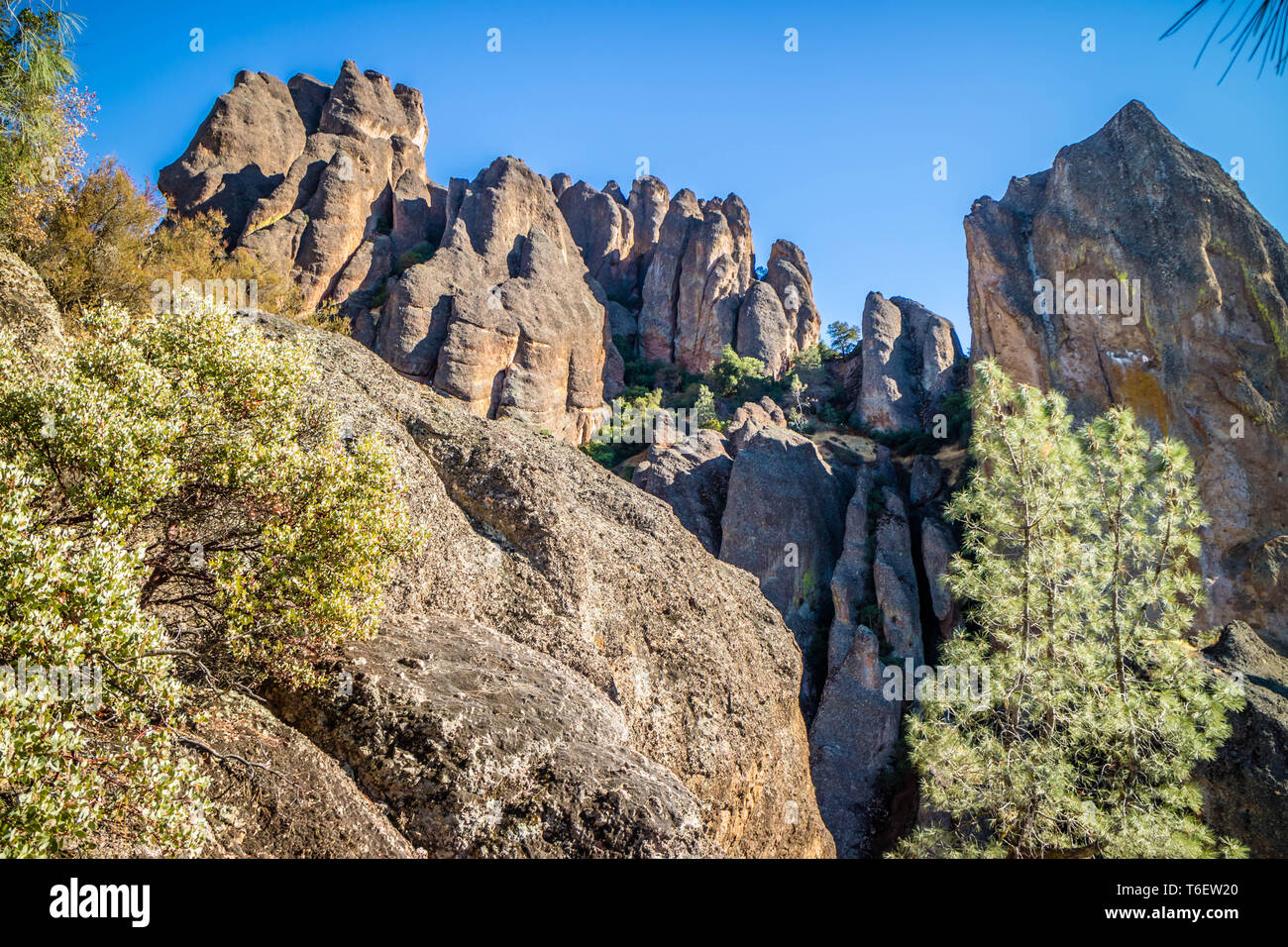 Natural rock formation in Pinnacles National Park Stock Photo - Alamy