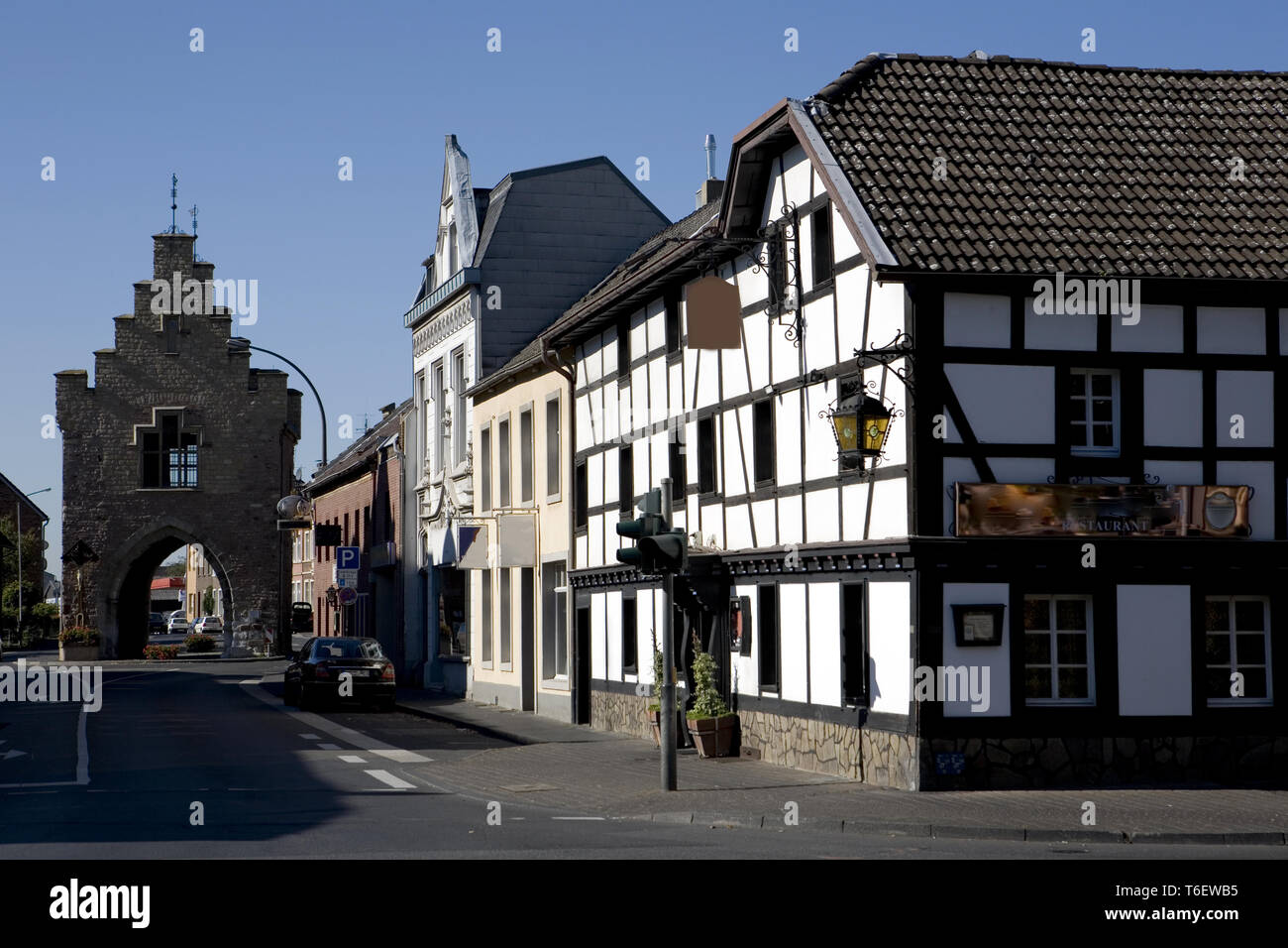 Half timbered gate house hi-res stock photography and images - Alamy