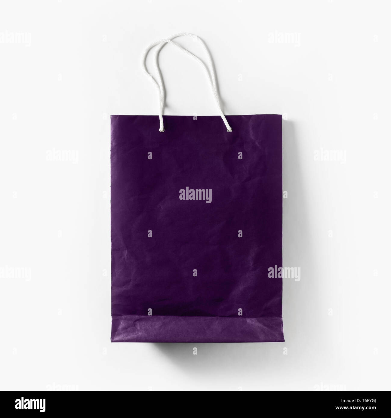 Violet shopping bag Stock Photo - Alamy