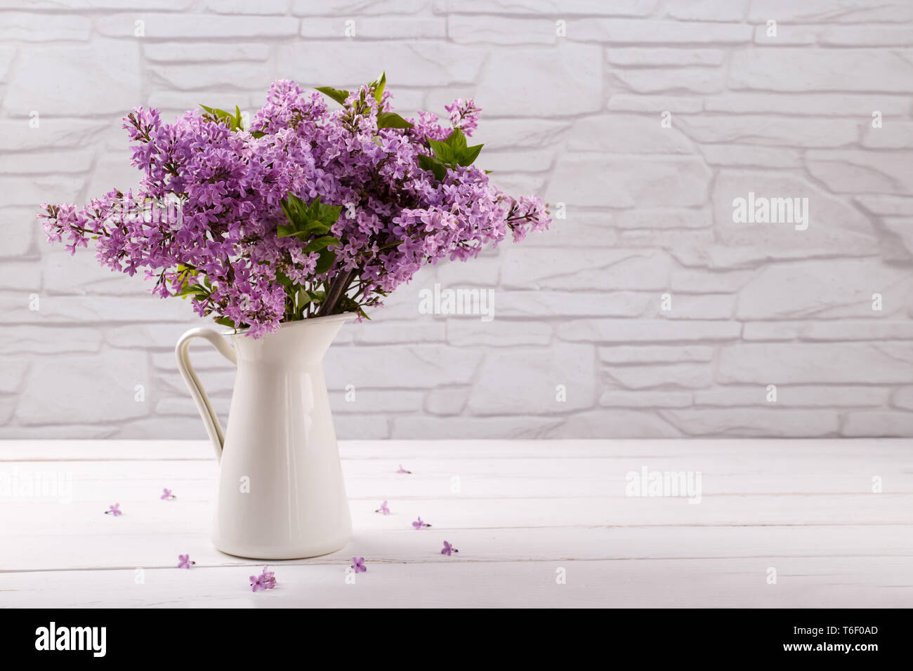 Stylish spring flowers hi-res stock photography and images - Alamy
