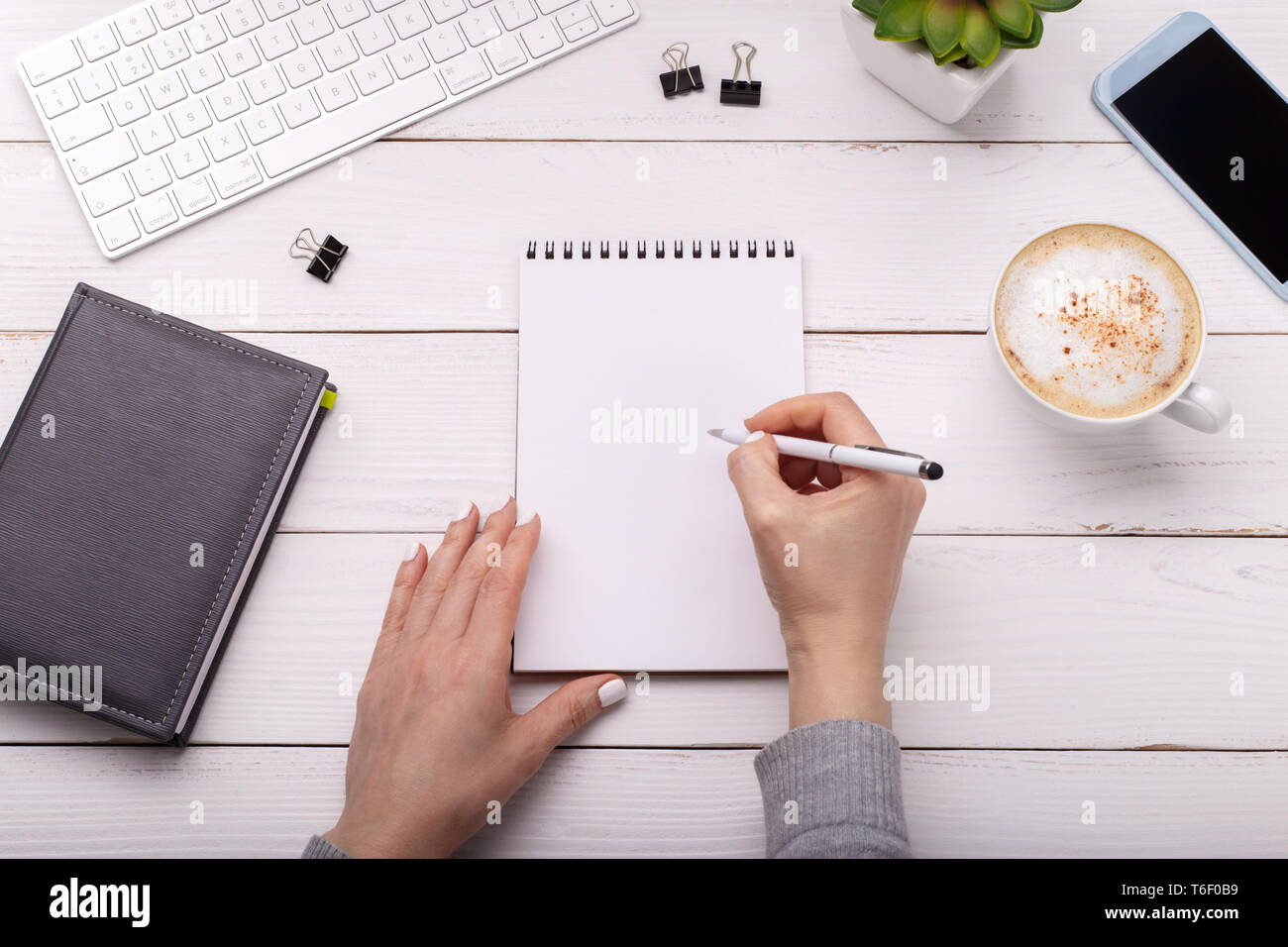 Tablet female hands hi-res stock photography and images - Alamy