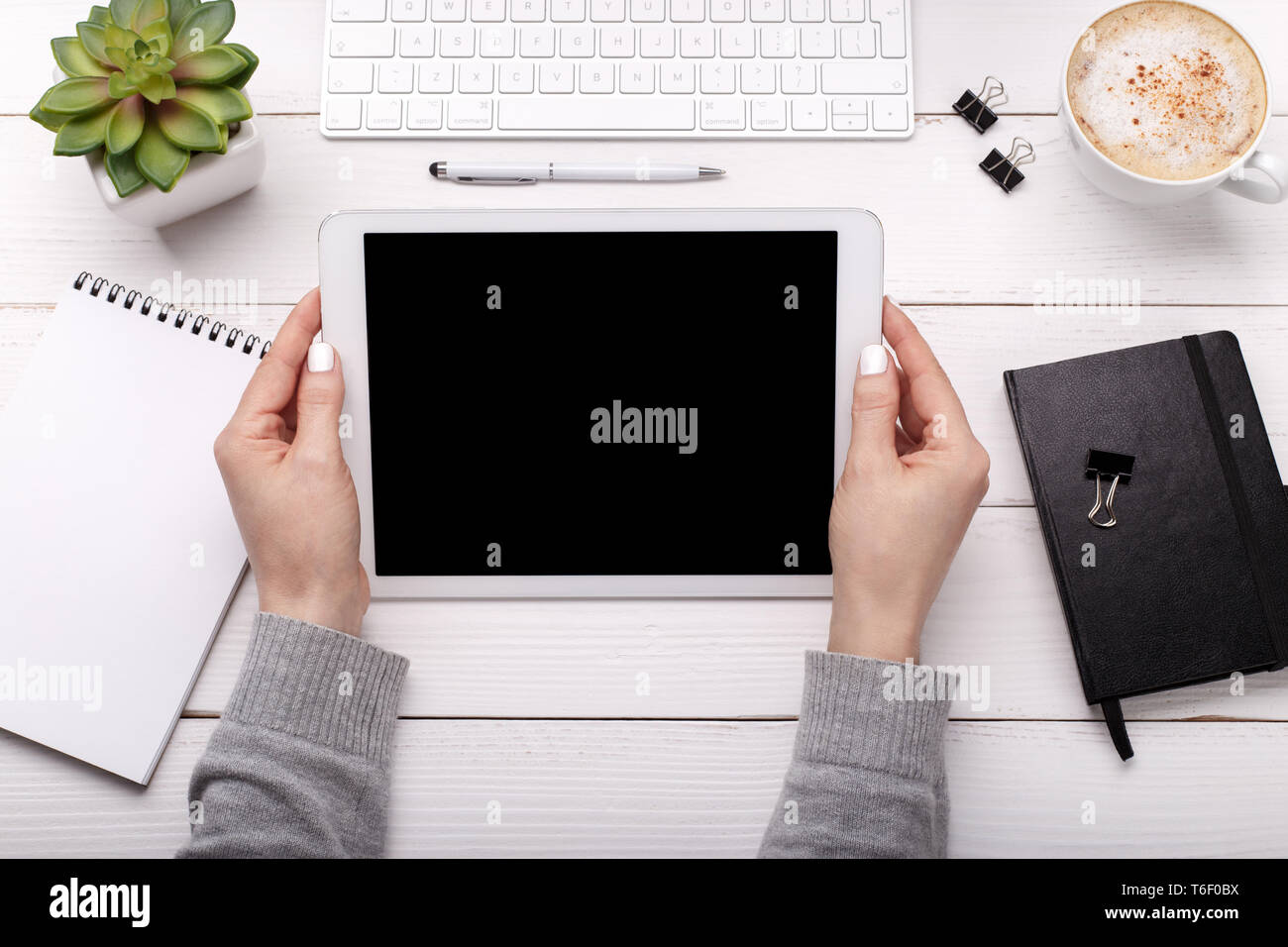 Tablet female hands hi-res stock photography and images - Alamy